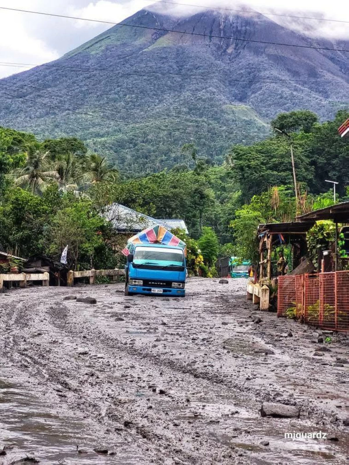 La Castellana Lahar Overflow Blocks Roads After Kanlaon Eruption - Filipino Kami